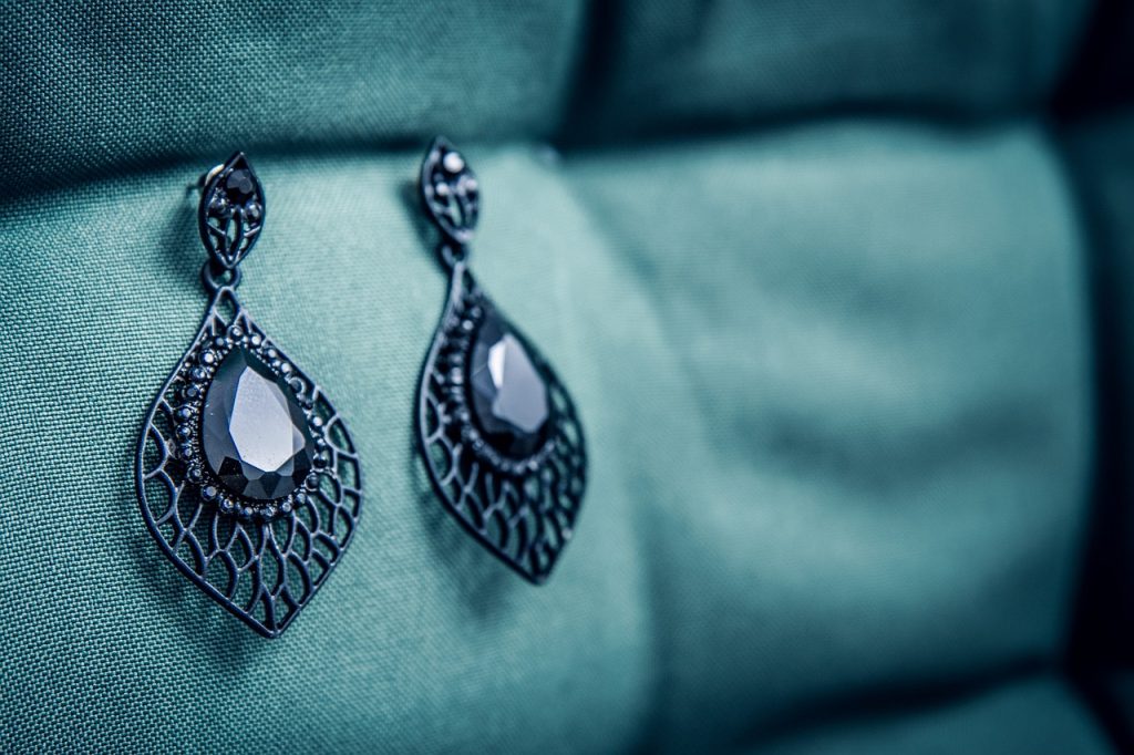 How to Take Off Earrings That Are Stuck | Beauty Blog